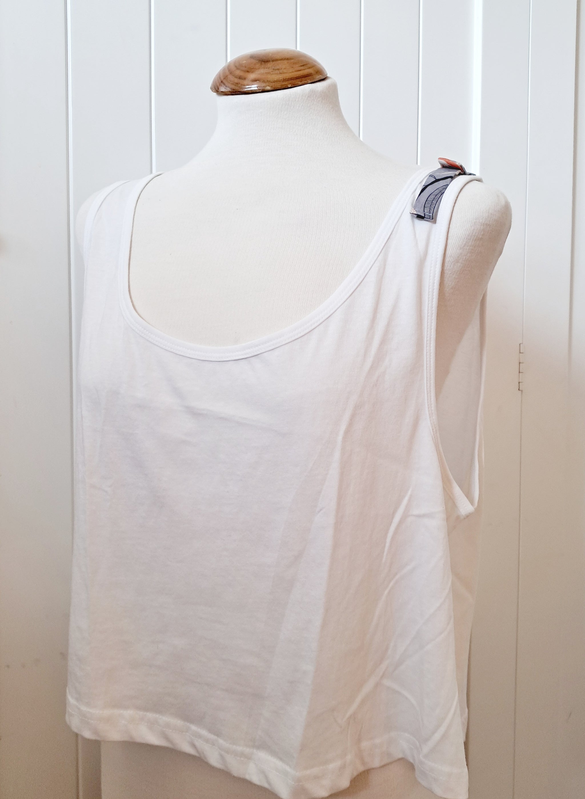 Camiseta de tirantes blanca con detalle en el hombro – lucandlia Camiseta de tirantes blanca con detalle en el hombro – lucandlia